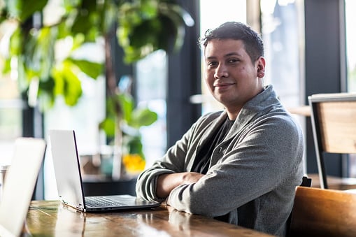 Cómo validar formularios en JavaScript (incluye ejemplos)